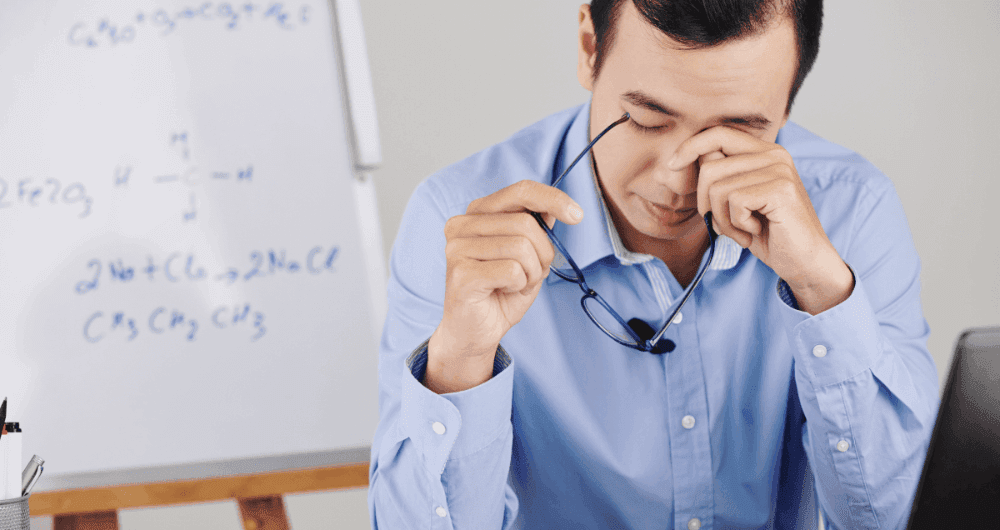 Les causes, symptômes et traitements d'un oeil fatigué